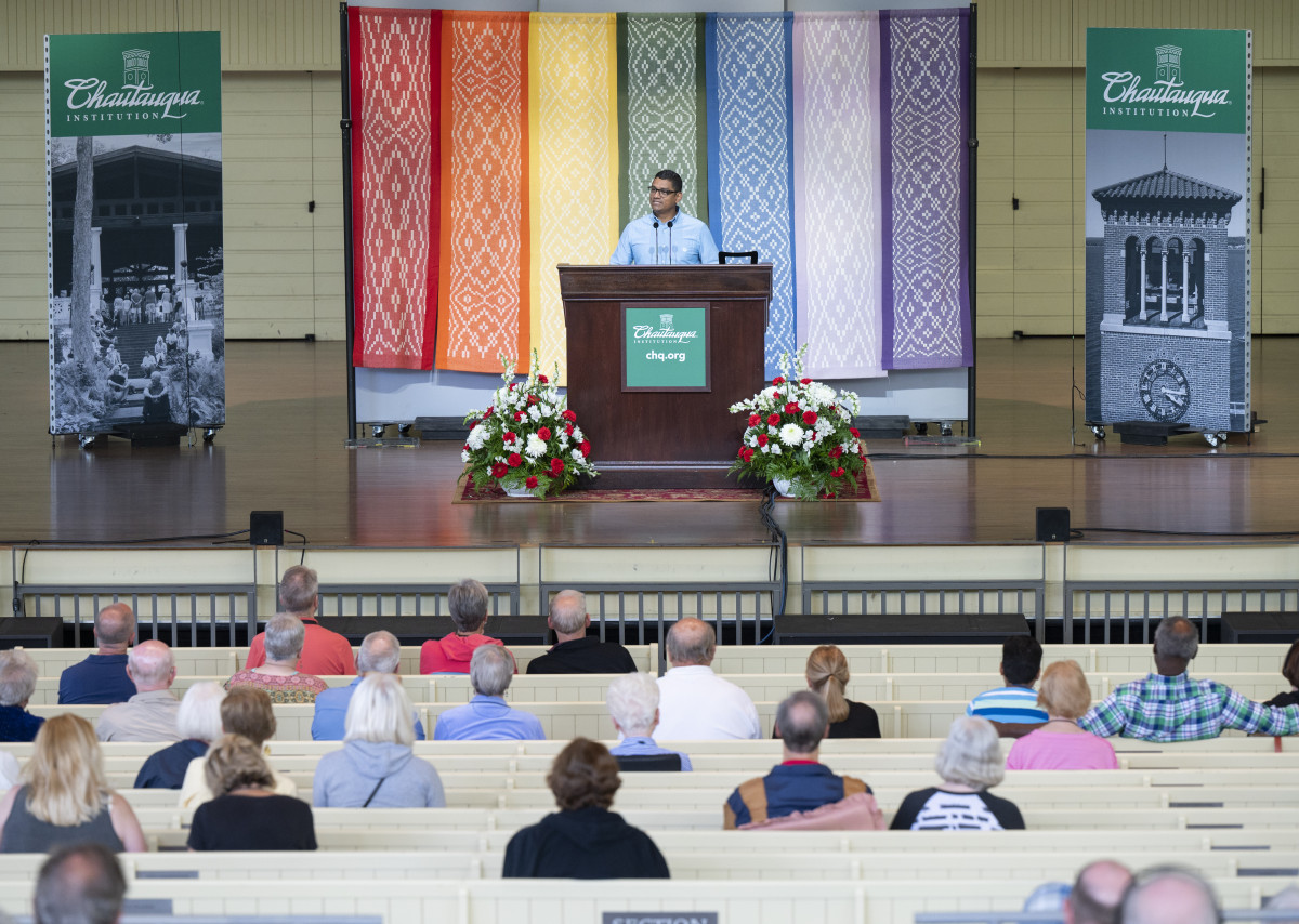 Pastor, police chief Rodriguez shares experiences with love, compassion ...