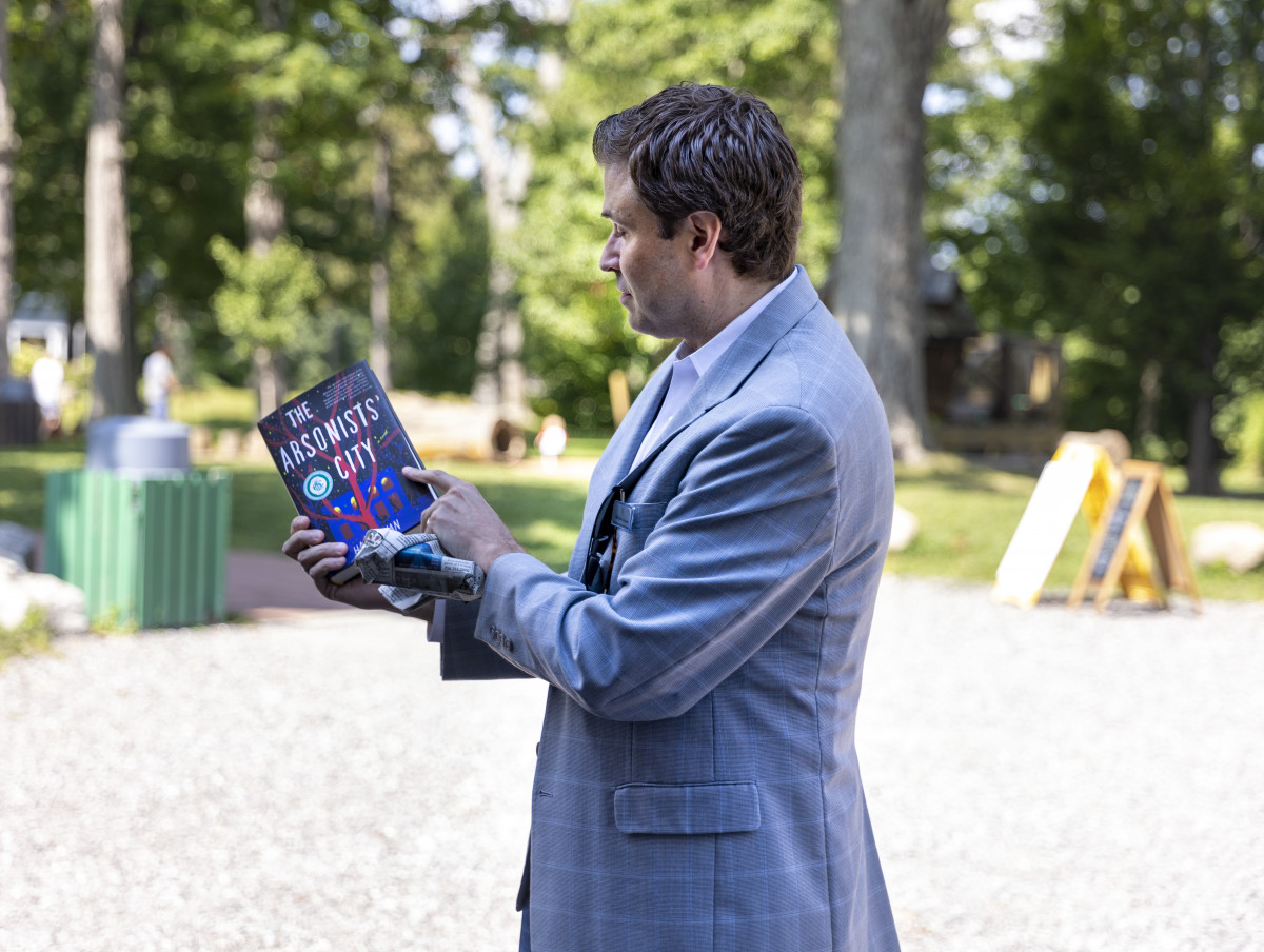 Bryant Day rings in 2022 reading year with announcement of 2 CLSC books ...