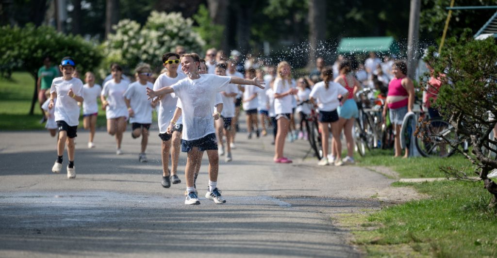 Earning their colors at the annual Beach to Beach Color Sprint - The ...
