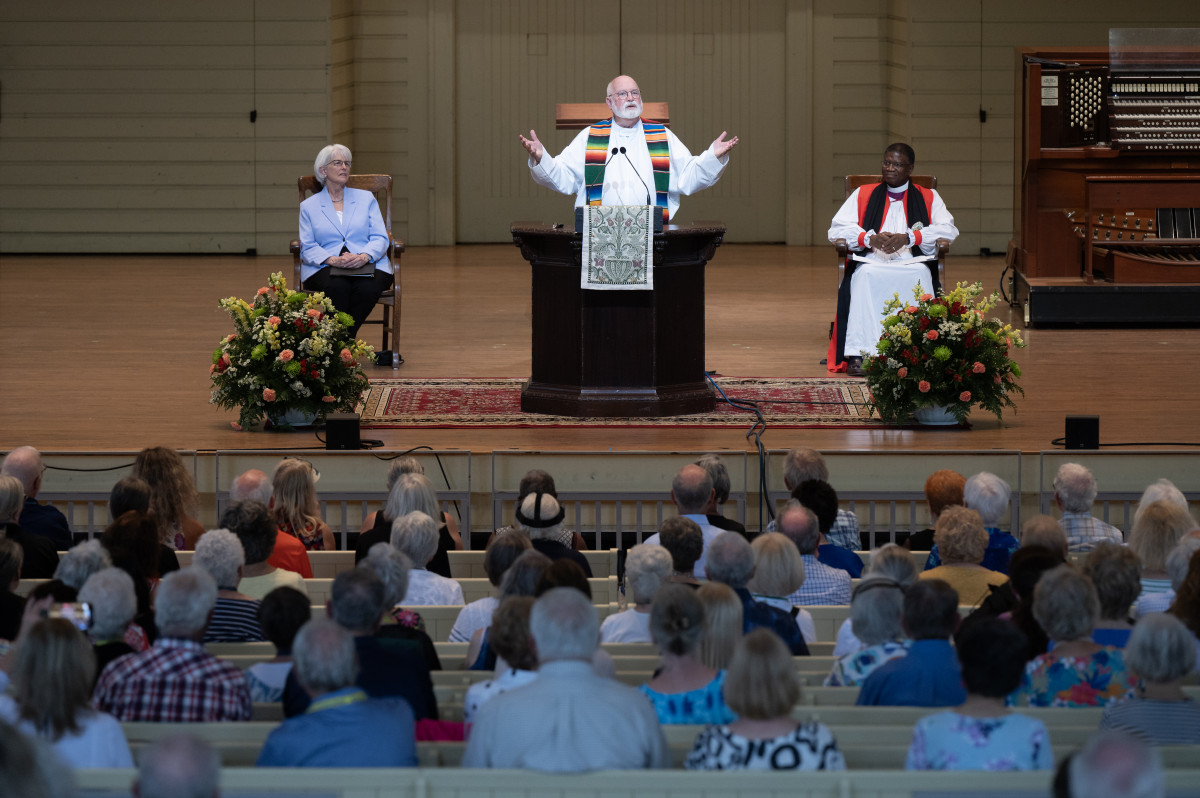 Go out in stillness to face messy world, Boyle preaches in opening ...